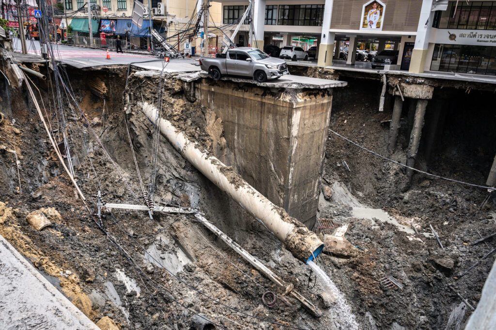 Šokujúci moment: Pred nemocnicou v Thajsku sa prepadla zem (VIDEO) | TOPdesať